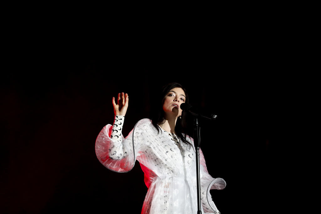 Lorde hintar om ny musik