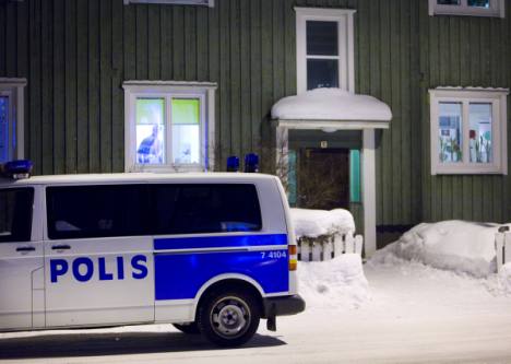 Rånades med kniv och påkar