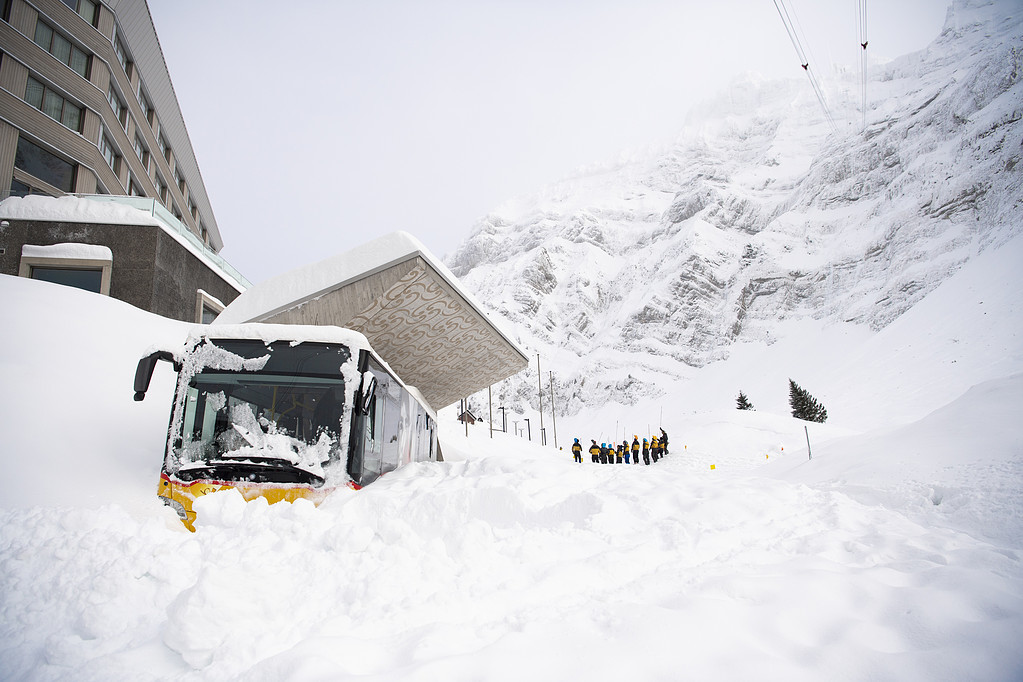 En död och två skadade i lavin i Schweiz