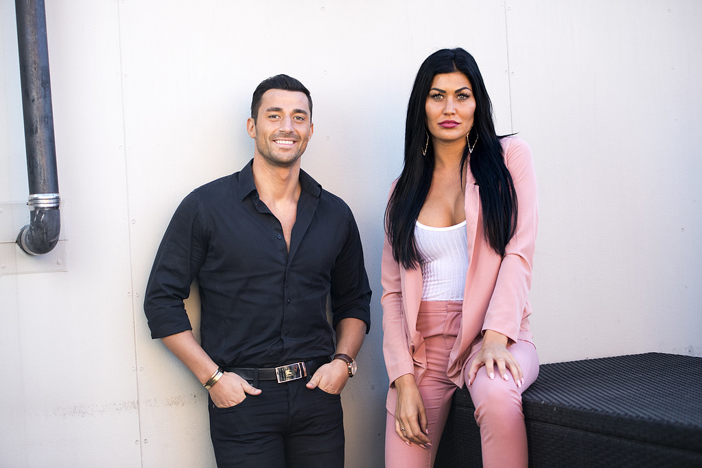 Stolar flyger i luften i "Ex on the beach"