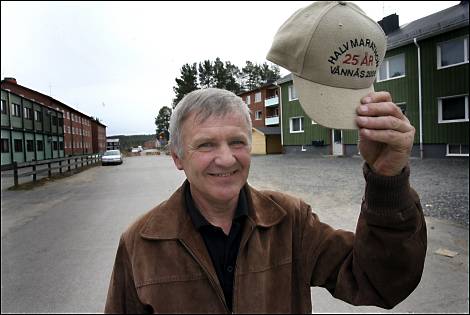 Olof lyfter på kepsen för halvmaran