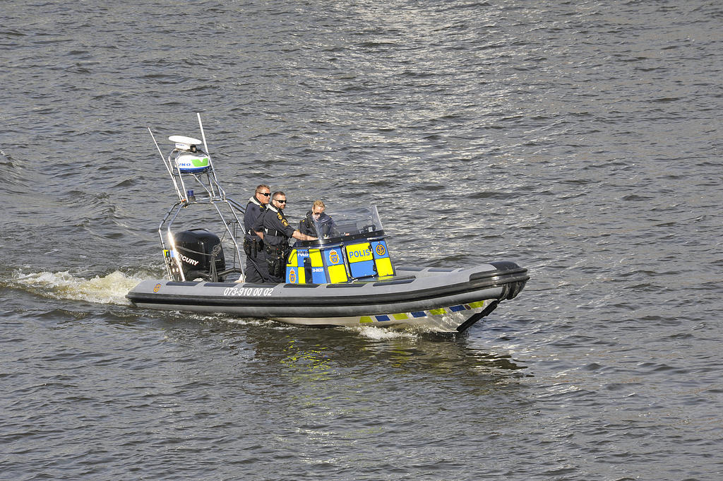 18 ton tung båt i krock med brygga och båtar
