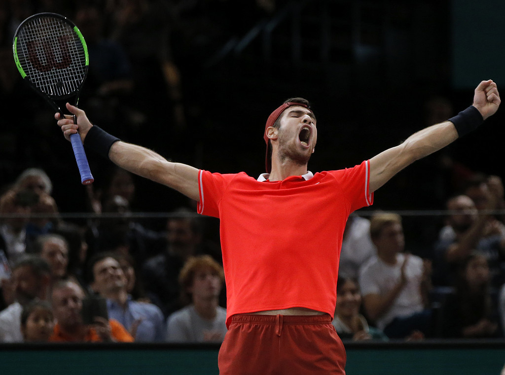 Chatjanov skrällde mot Djokovic i Paris