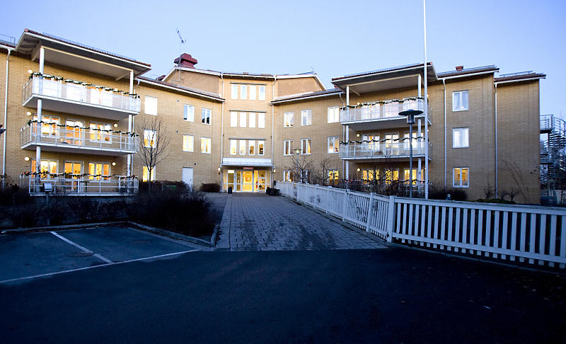 Tre pengastölder på äldreboende