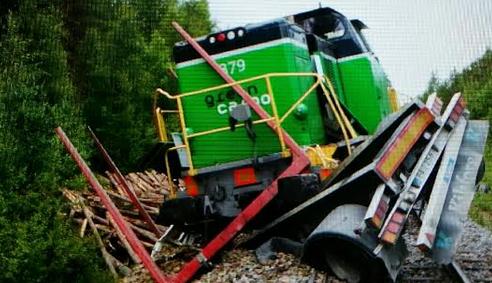Tåg krockade med lastbil