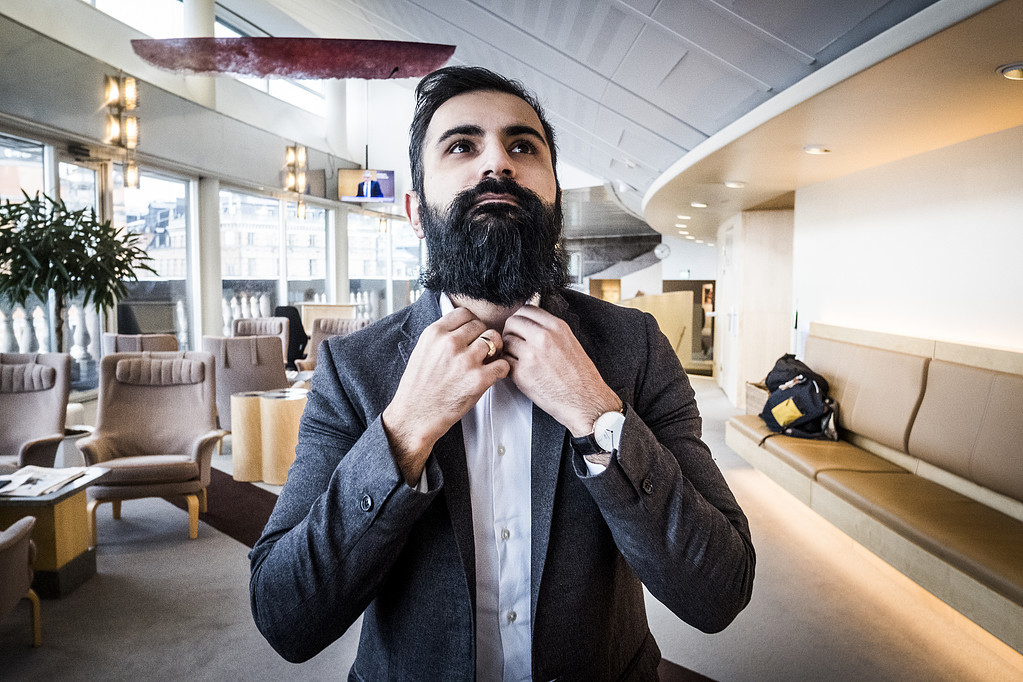 Hanif Bali raderade kritiserad vapenbild