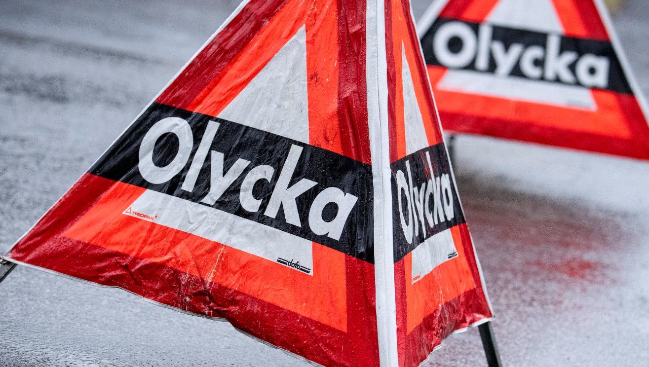 Mopedist körde in i stolpe – fördes till sjukhus