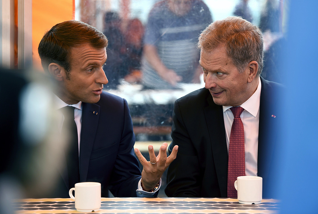 Macrons mimik vid finsk fikastund förbryllar
