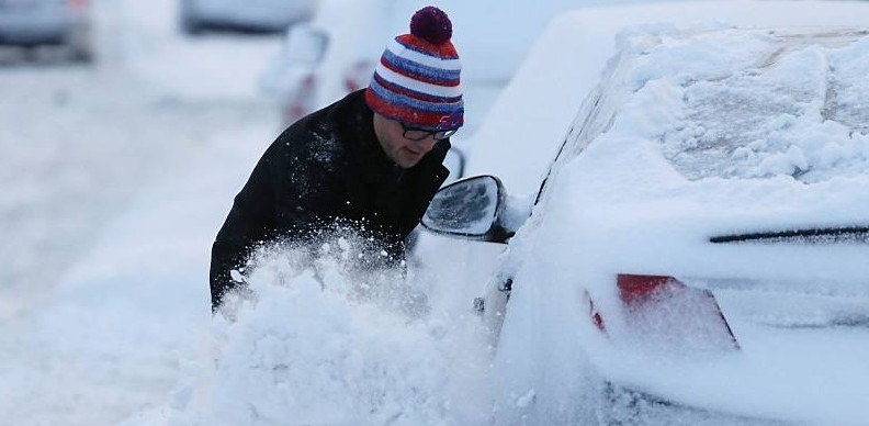 Ett biltak fullt med snö kan bli en kostsam historia