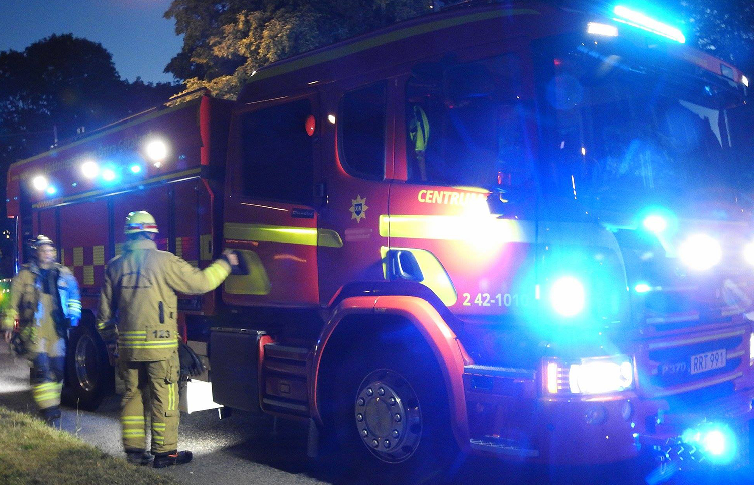 Tre till sjukhus efter brand på Teg