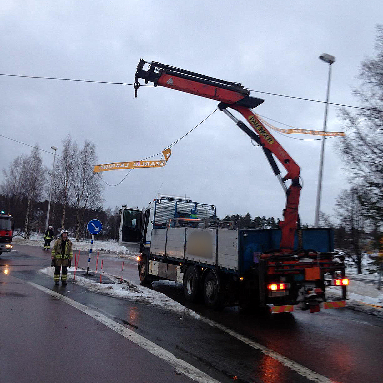 Lastbil drog ner elledning