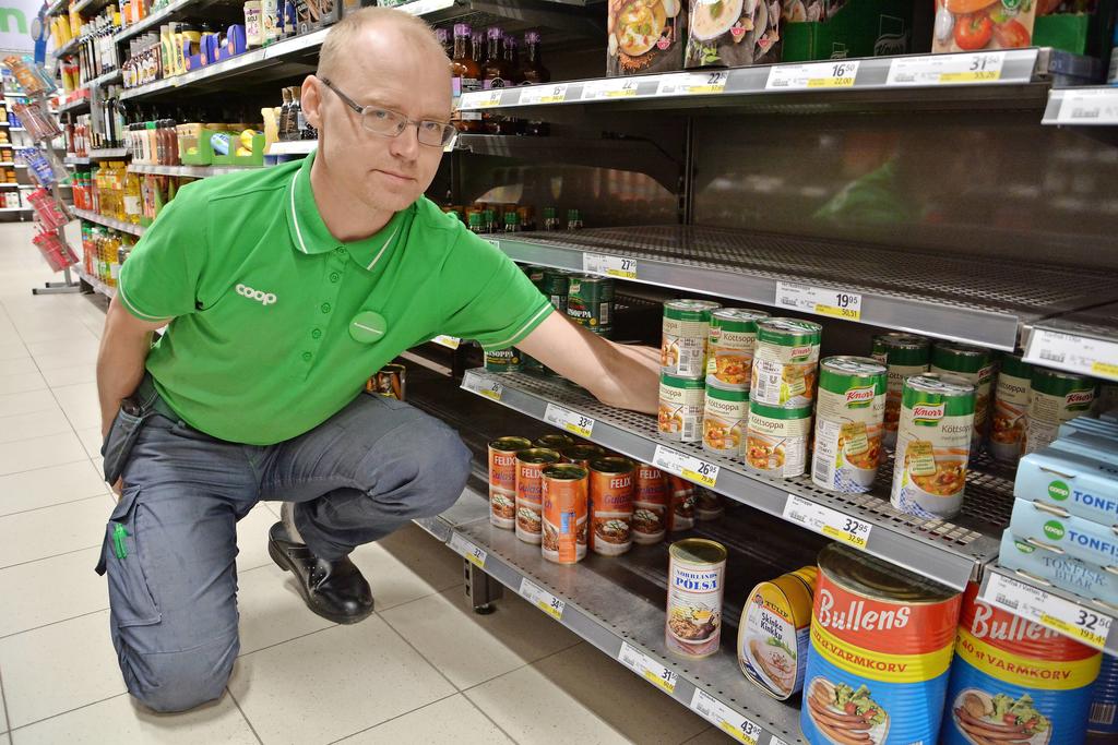 Tomma hyllor i butiken när kunder räds corona