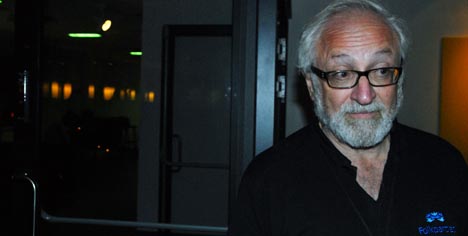 Philip Cohen hoppar av