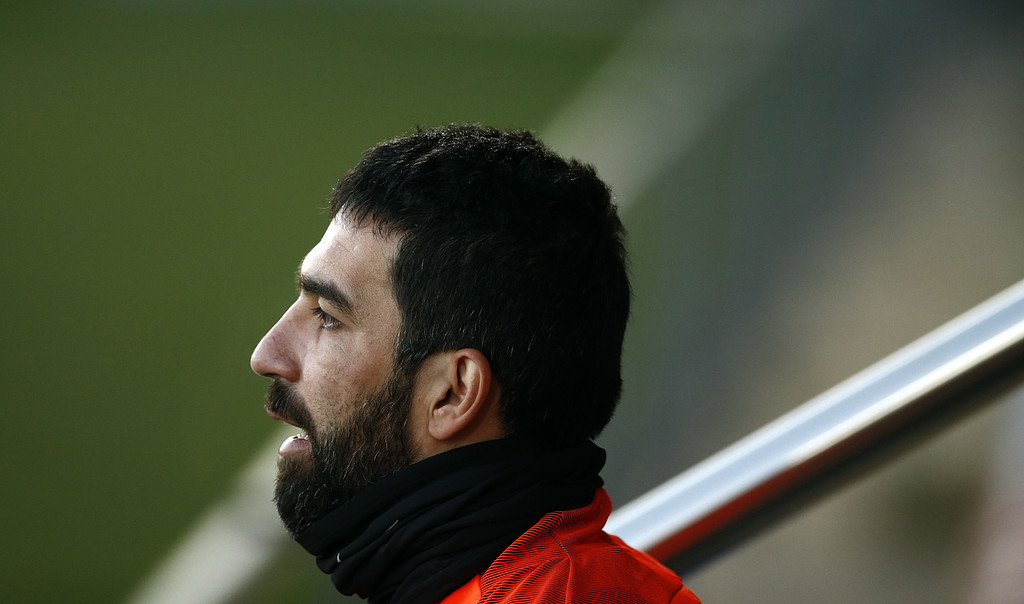 Turan stängs av i 16 matcher för domarattack