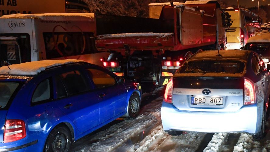 Långa köer när bil tappade hjul