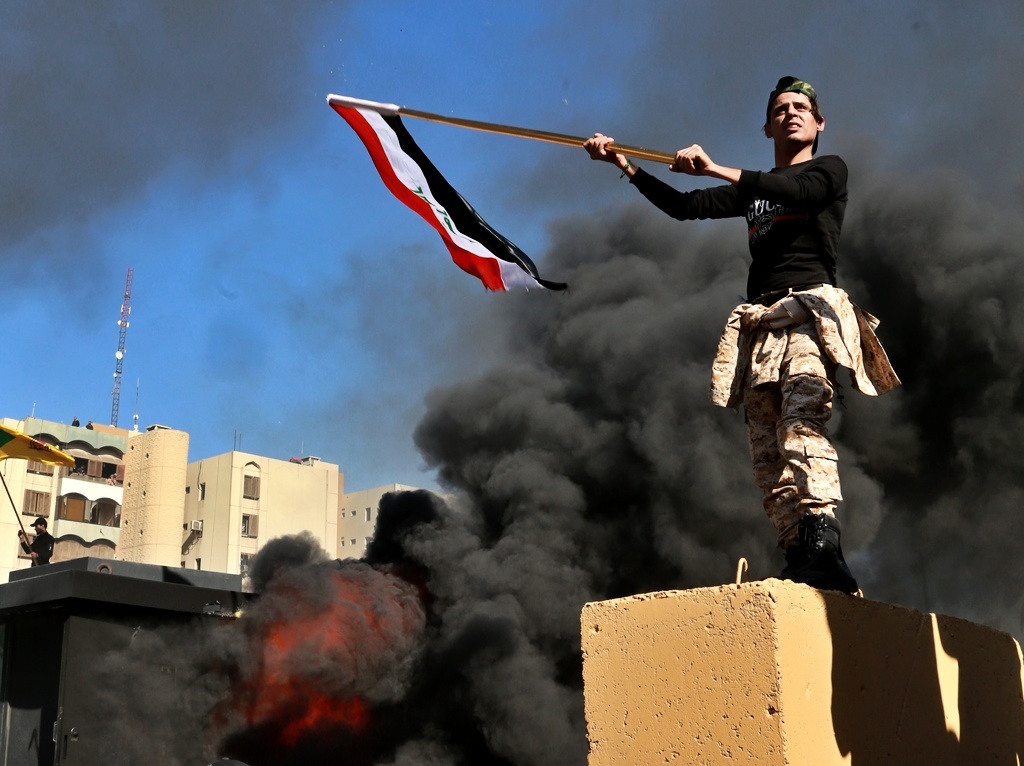 Demonstranter stormade USA:s ambassad i Irak