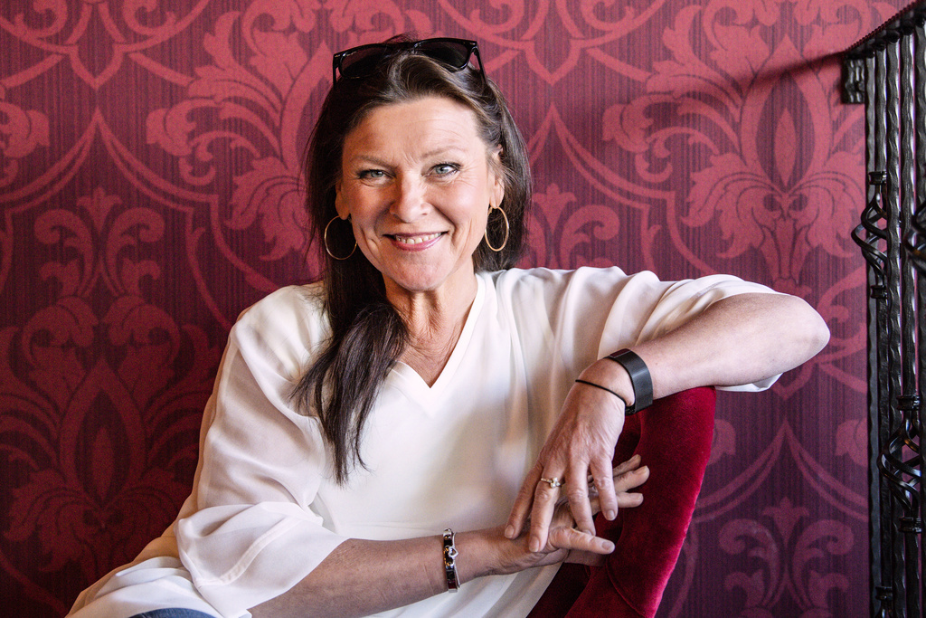 Lotta Engberg sjuk – tvingas bära solglasögon