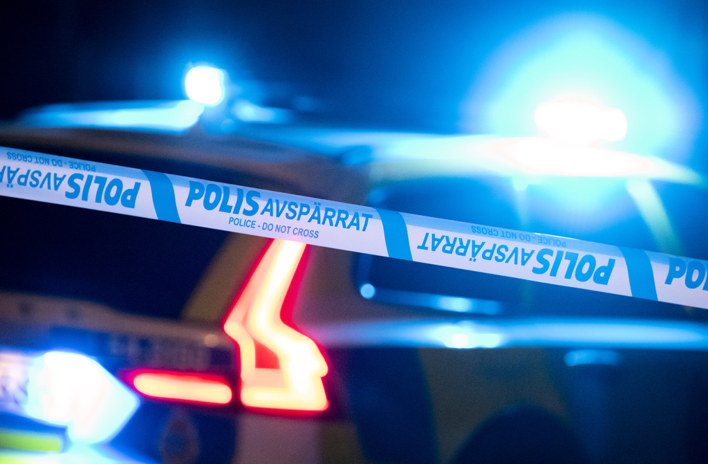 Två skadade när fyrhjuling körde in i hus