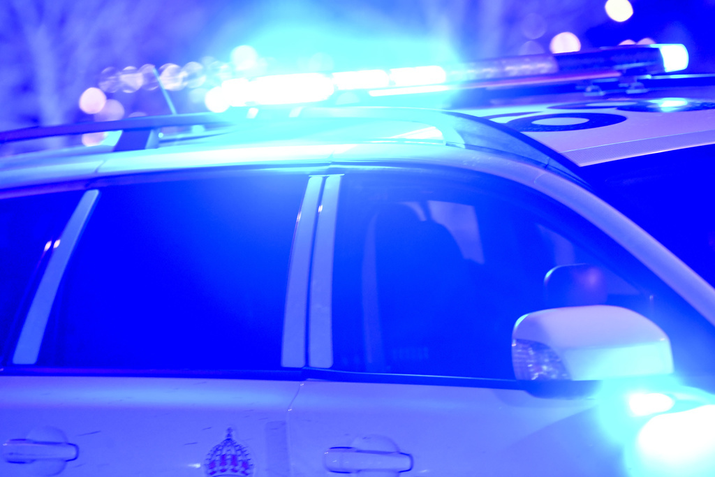 Bil kraschade efter polisjakt – började brinna