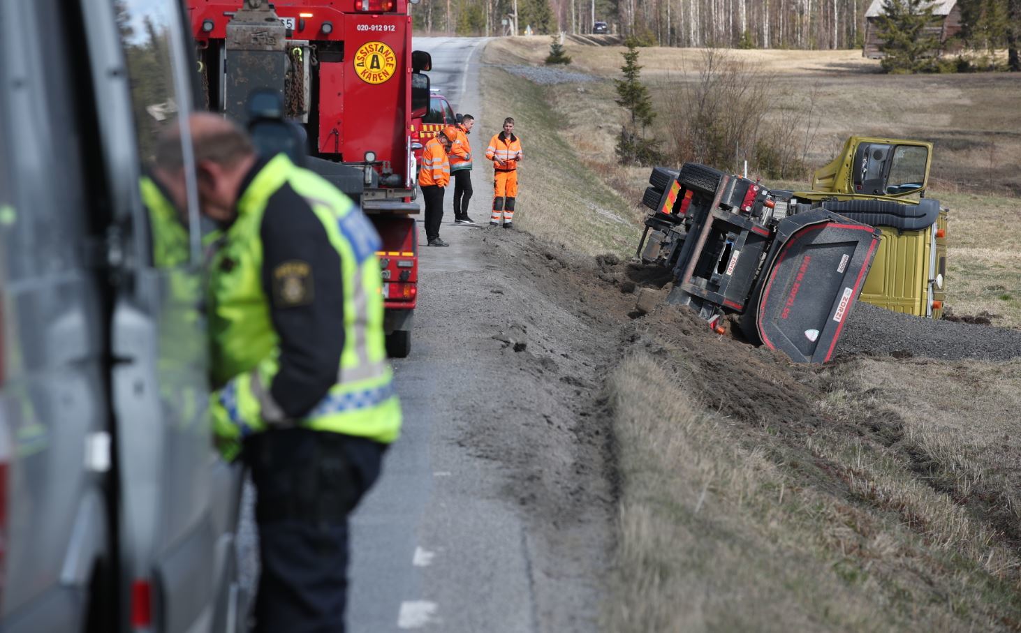 Lastbil med stenkross välte ut på åker