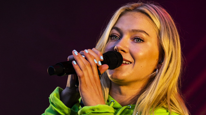 Astrid S spelar i Sverige nästa år
