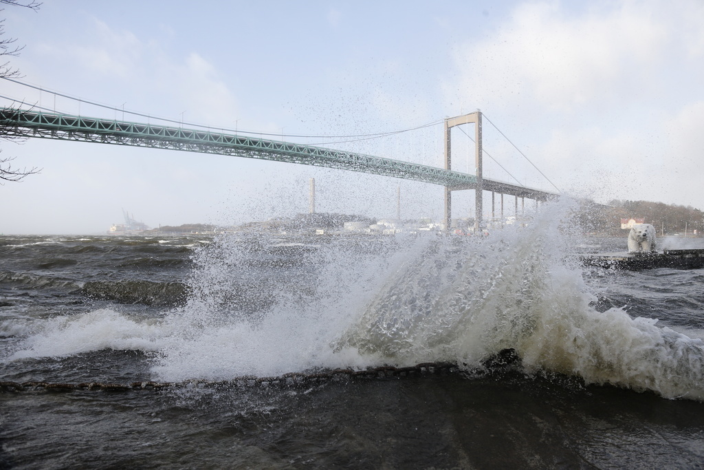 Kranbil välte på Älvsborgsbron