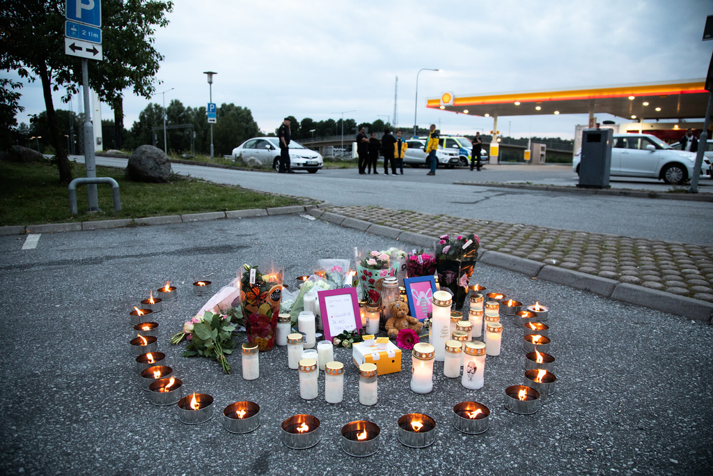 Polisen söker bil efter 12-årings död