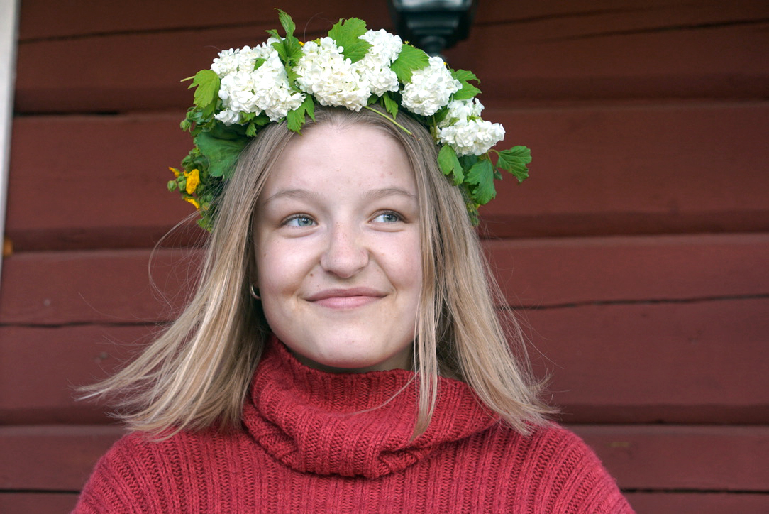 Adelina, 19, prisas för sin mörka tolkning