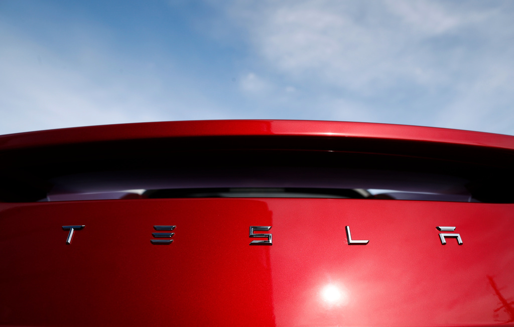 Lyft för elbilsaktier inför Teslarapport