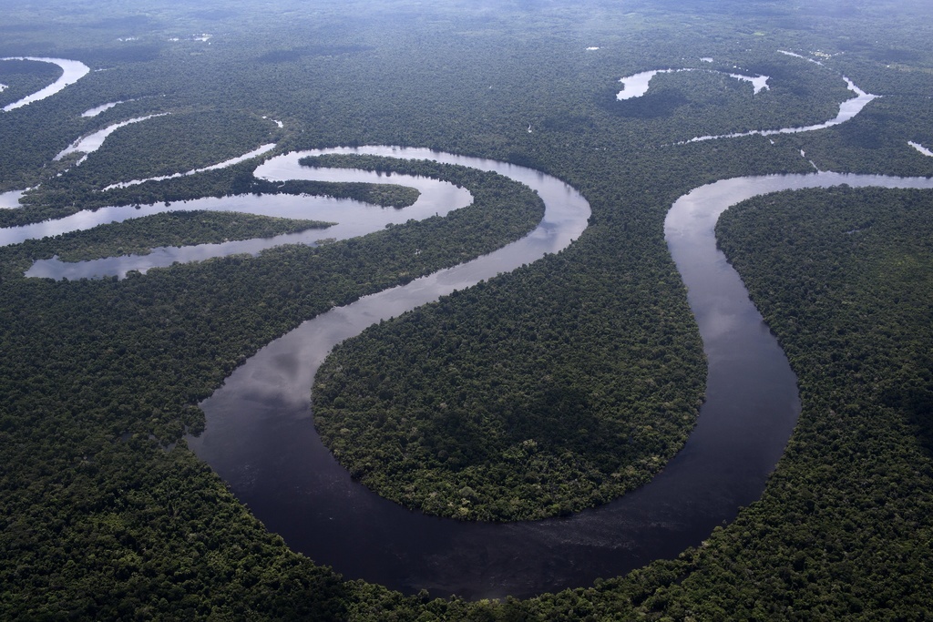 Urinvånare i Amazonas håller turister gisslan