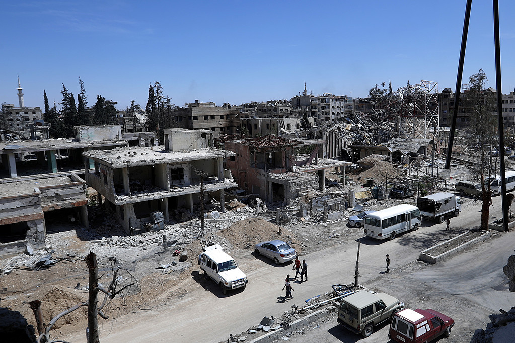 Kemvapeninspektörer tar prover i Douma