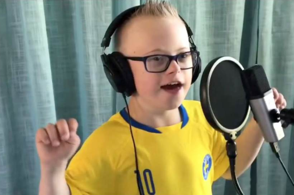 Max laddar för final med sin hyllade låt