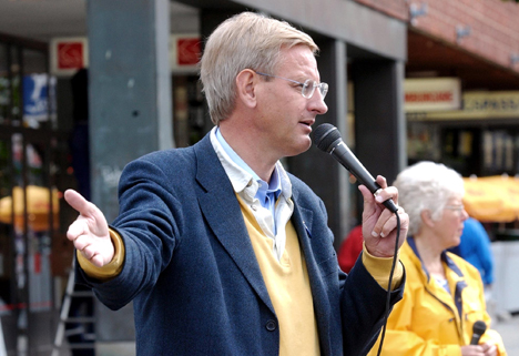 Bildt ställer in – åker till New York i stället