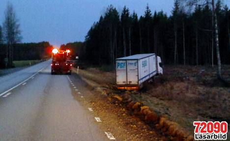 Lastbil hamnade i diket