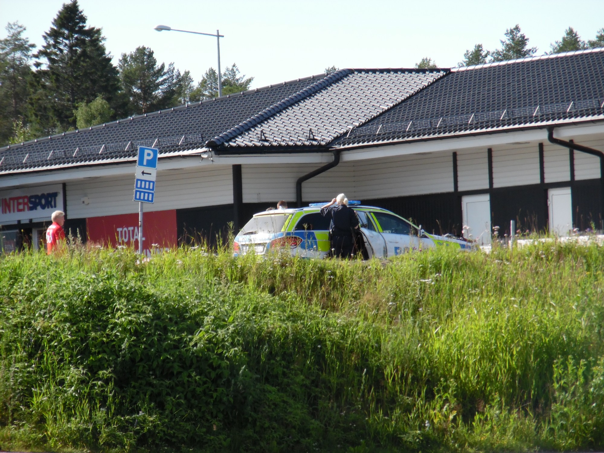 Efterlyst man fast efter jackstöld