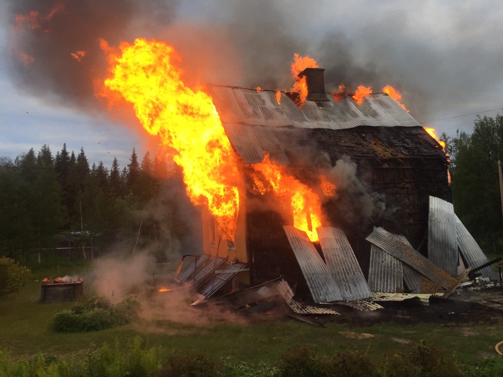 Kvinna fick uppsöka vård efter misstänkt mordbrand