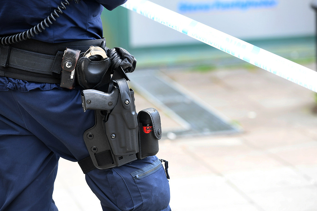 Pådrag efter vapenman på balkong