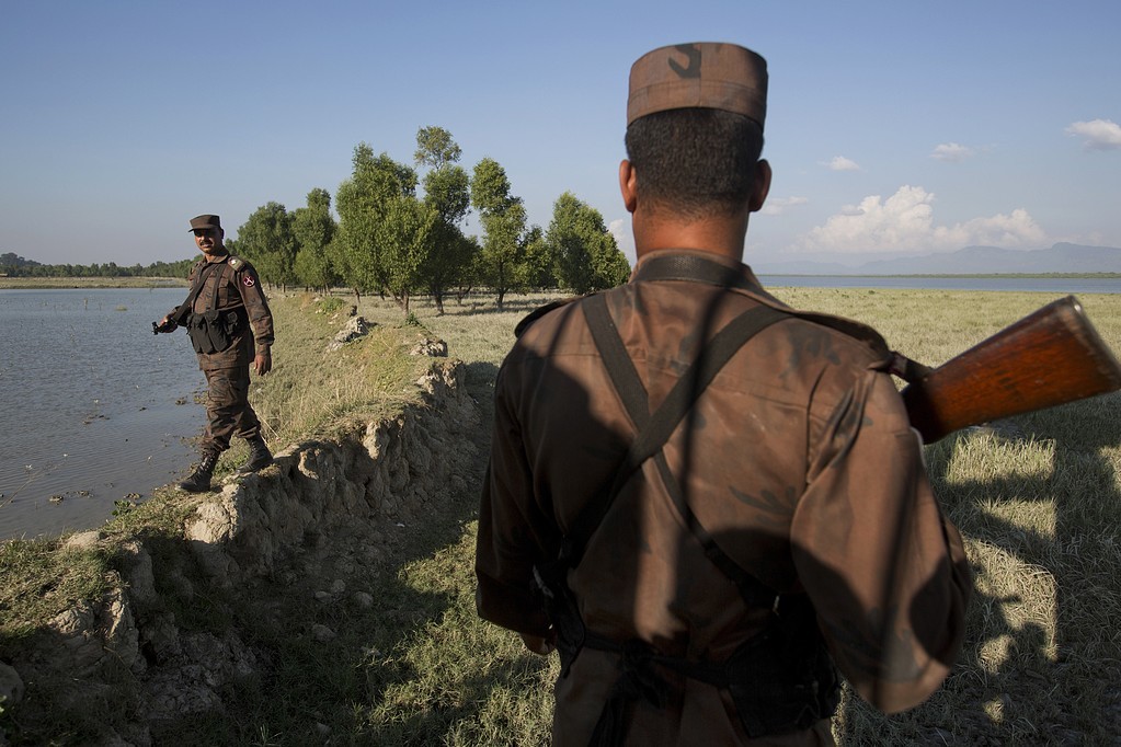 Rohingyer fast på gränsen mellan två länder