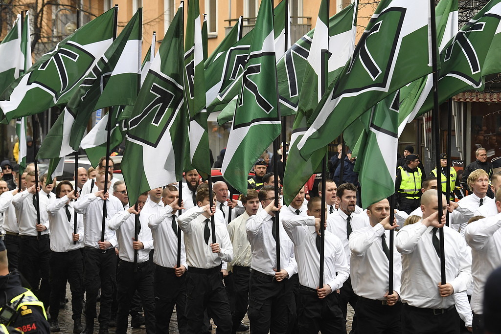 NMR-medlemmar åtalas för Hitlerbanderoll
