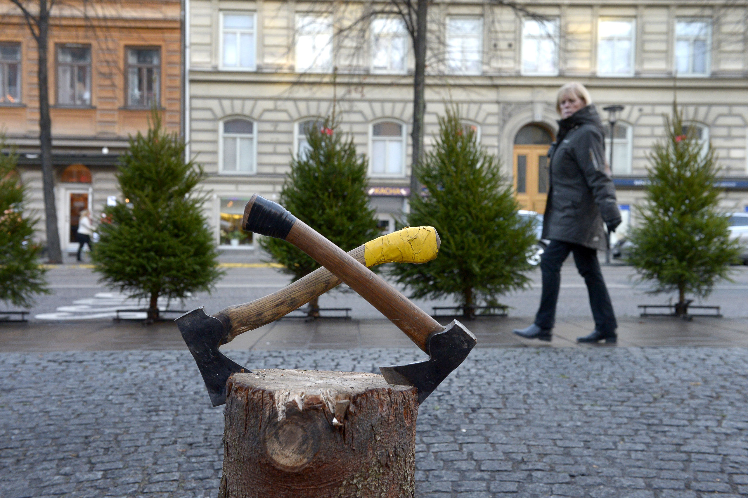 Yngling hade dubbla yxor med sig till skola