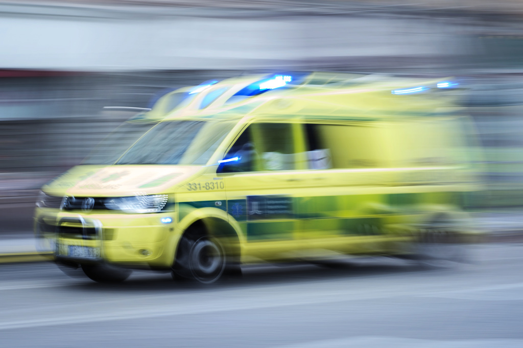 Man död – klämdes mellan lastbil och balk