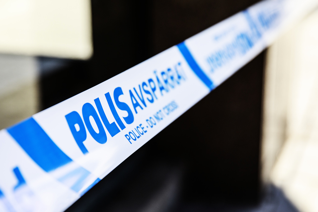 Man fastklämd under lastbil