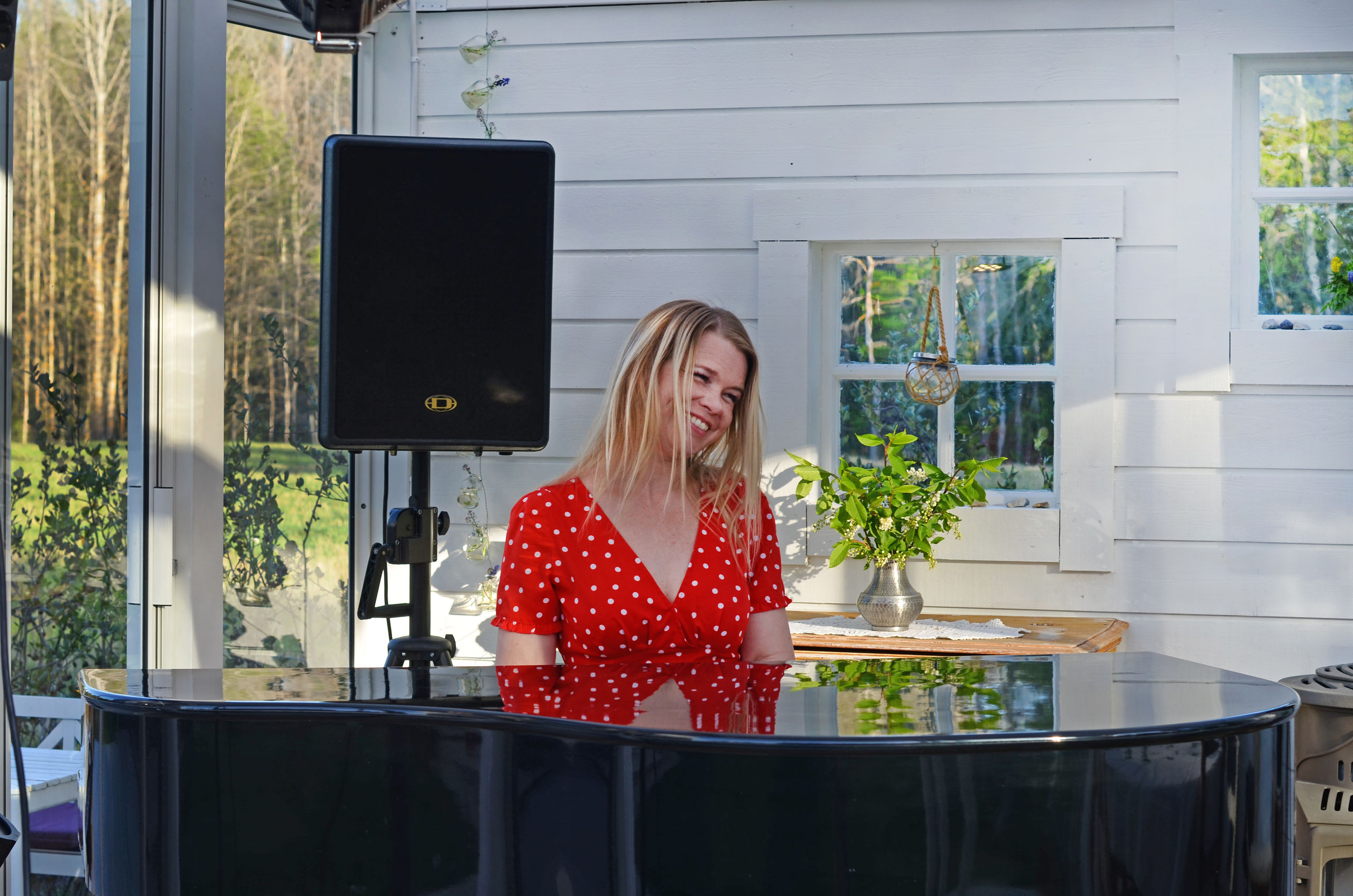 Elin sänder konserter live från sitt glashus