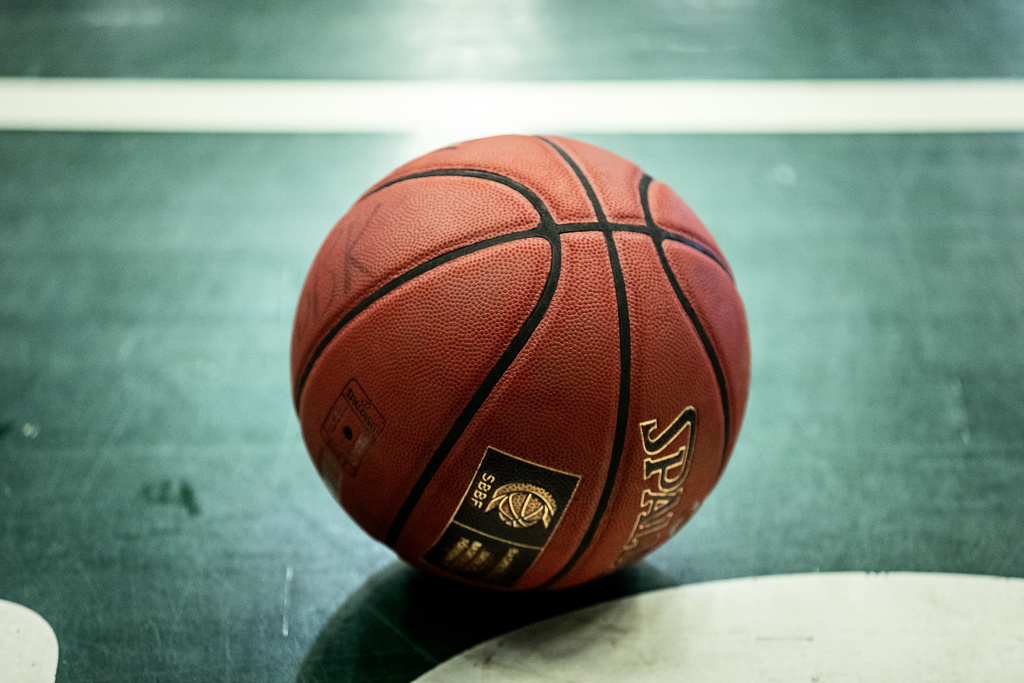 Köping slog mästarna – toppar basketligan