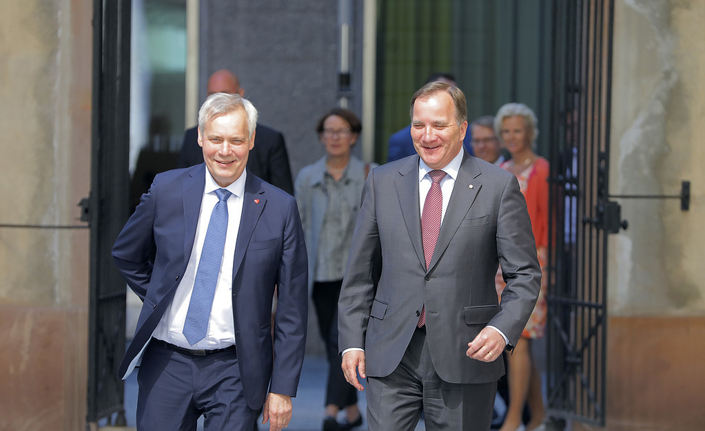 Johnson ska ringa upp Löfven