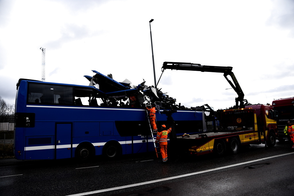 Dubbeldäckare fick taket kapat av viadukt