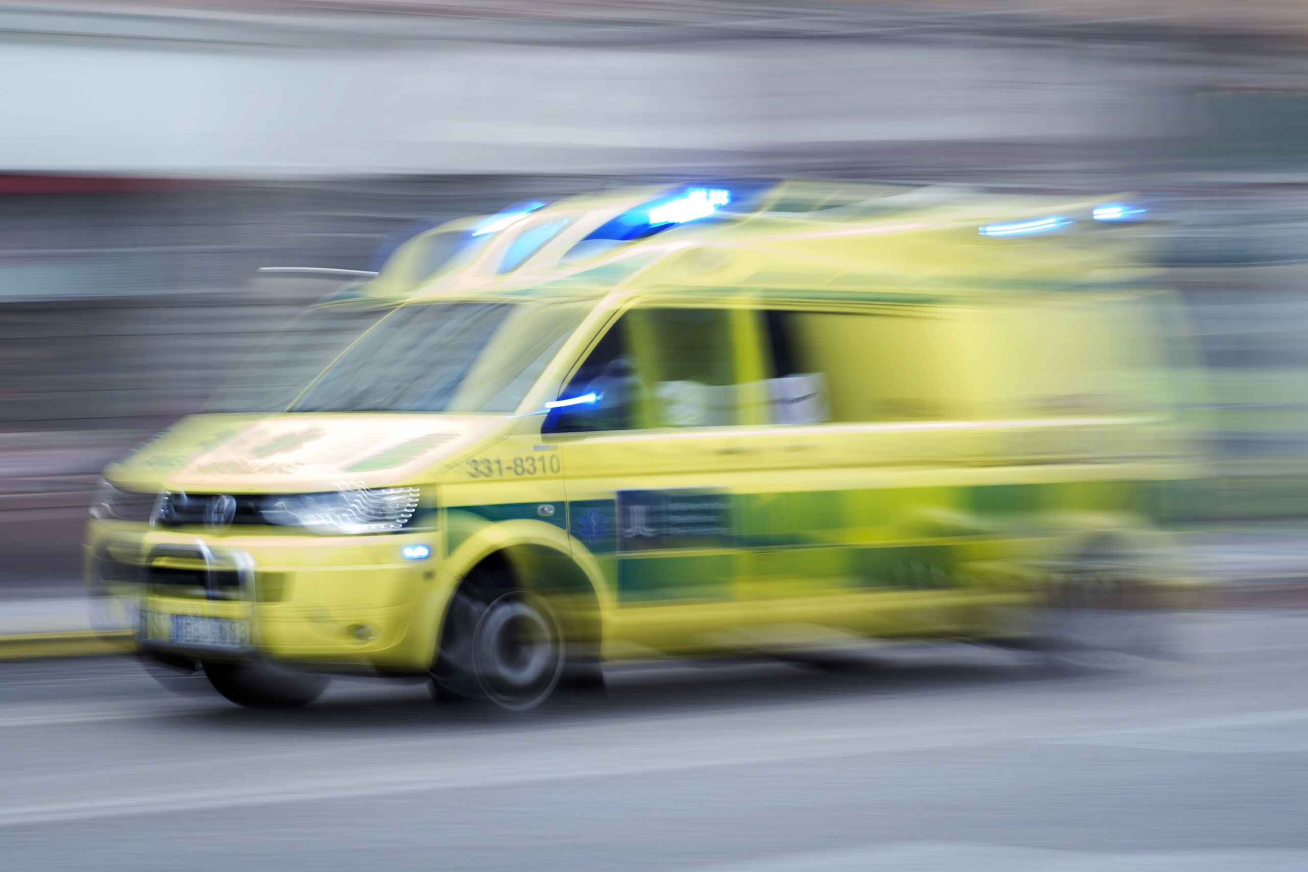 Körde över stolpe och ut på gångväg – fördes till sjukhus