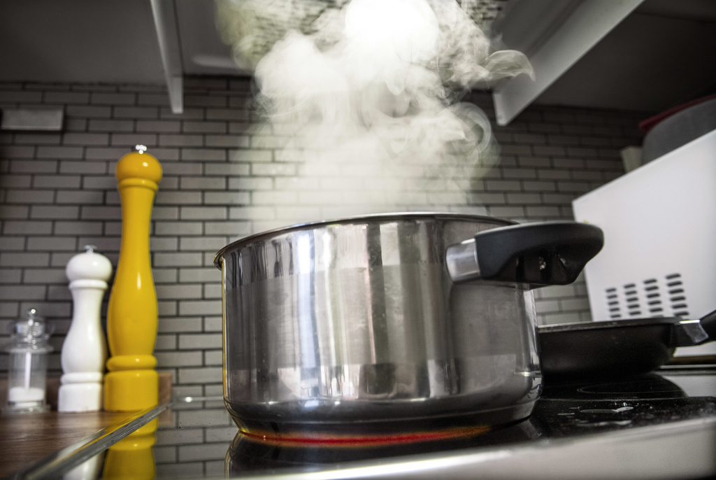 Hällde kokande vatten på sovande medfånge