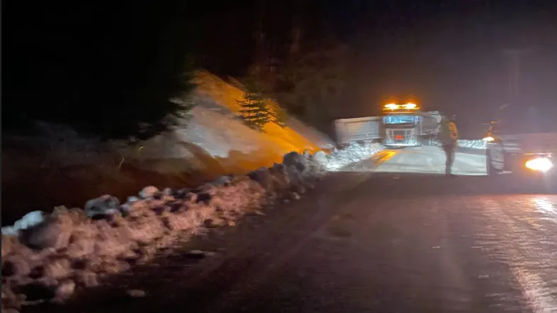 Lastbil blockerar väg 363
