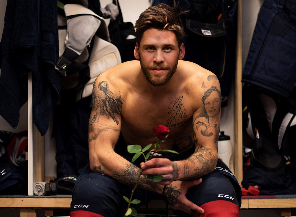 Två killar tävlar i "Bachelor"